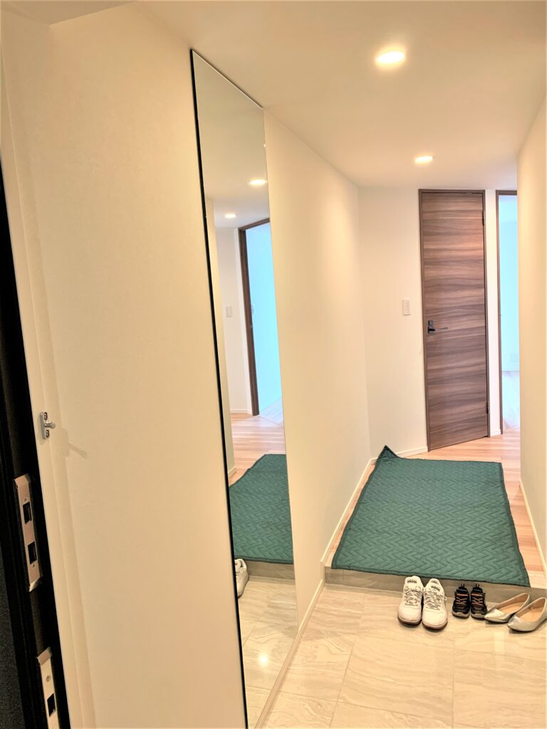 玄関ホールやリビングに姿見鏡の取付 - 【窓名人】施工事例ブログ